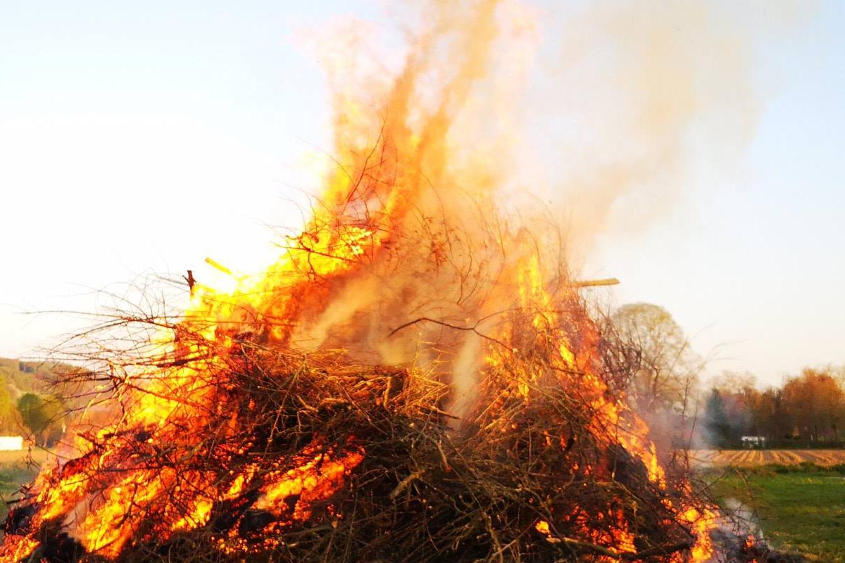 Welda - Verbrennen von pflanzlichen Abfällen