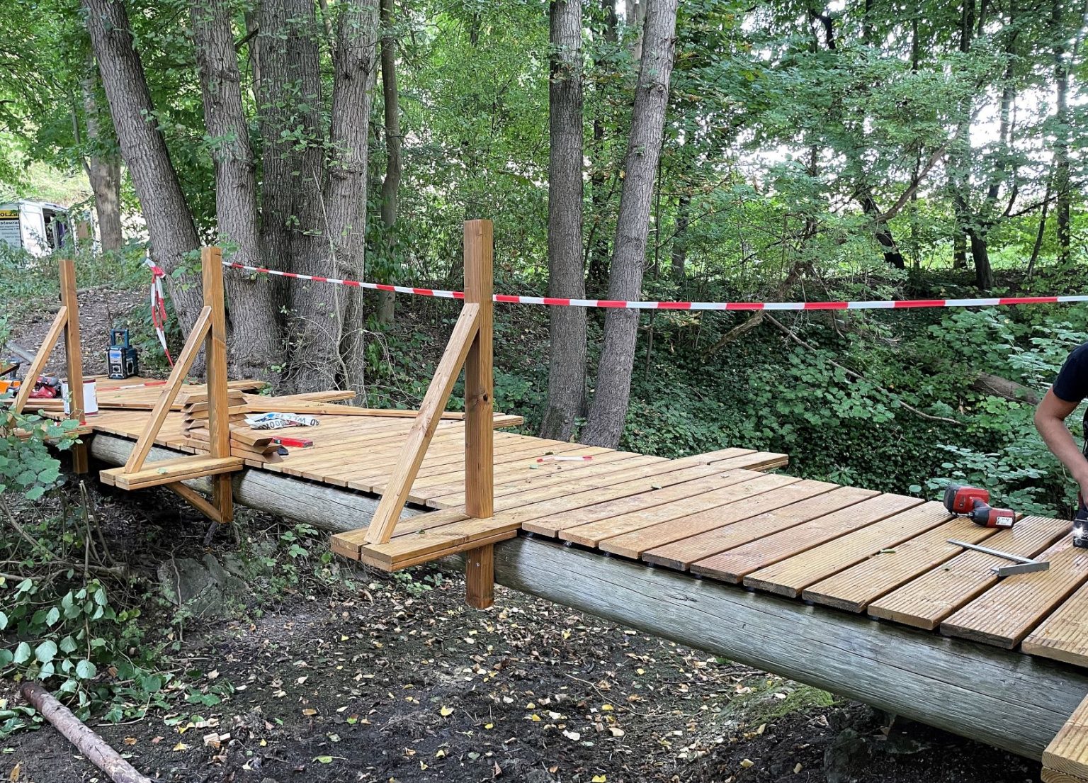 Welda - Holzbrücke am Fußweg des Hörler Bachs wurde erneuert